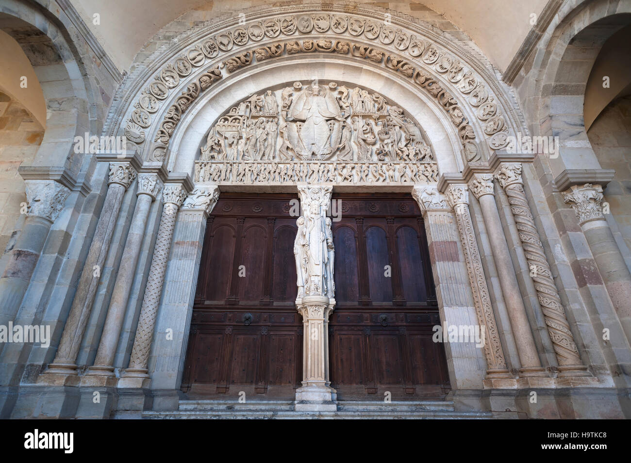 Tympanum romanesque hi-res stock photography and images - Alamy