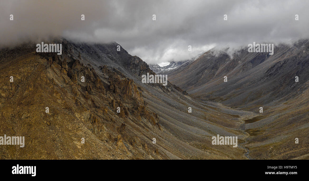 Low mist over road hi-res stock photography and images - Alamy