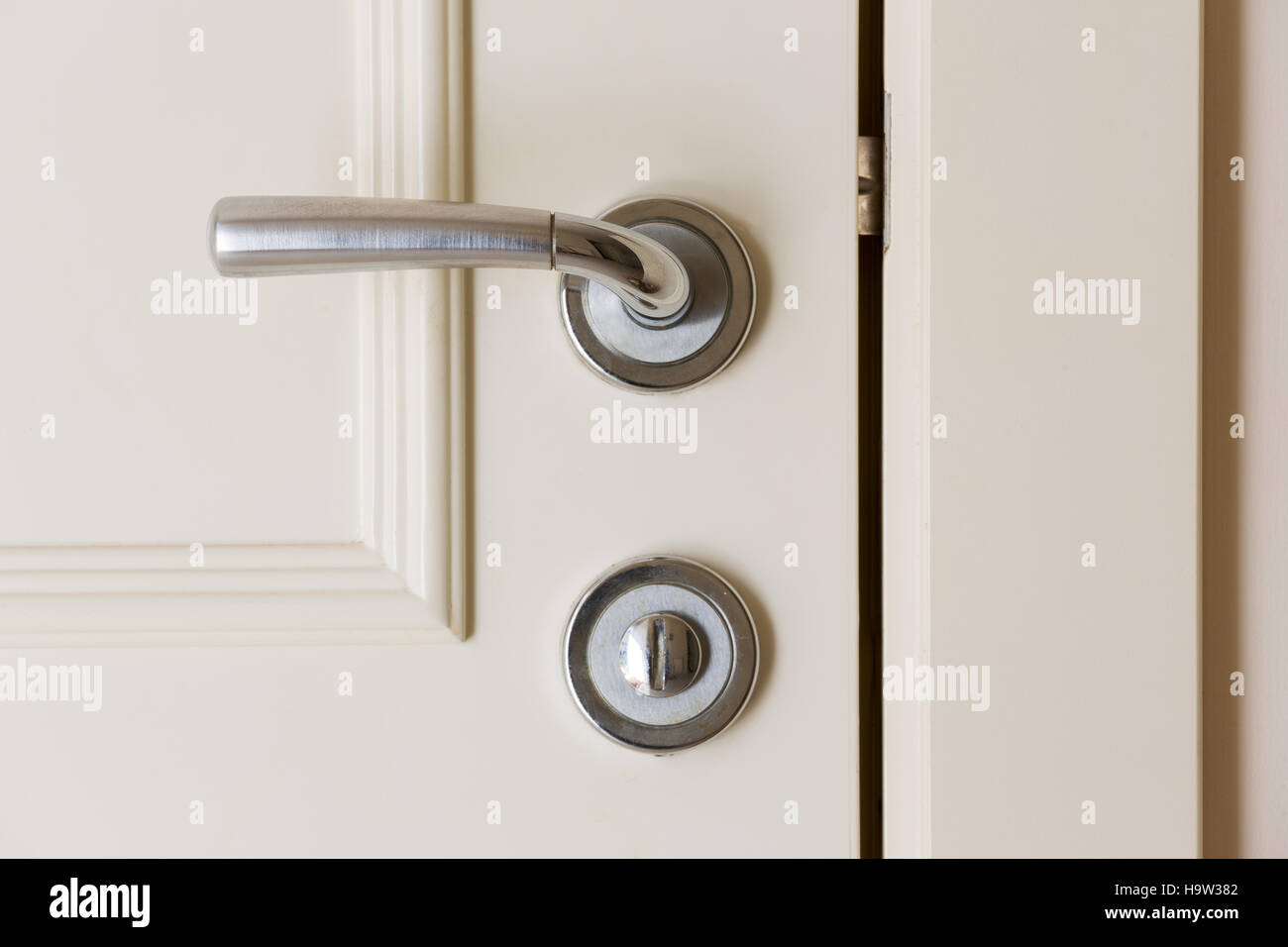 White room with closed door hi-res stock photography and images - Alamy