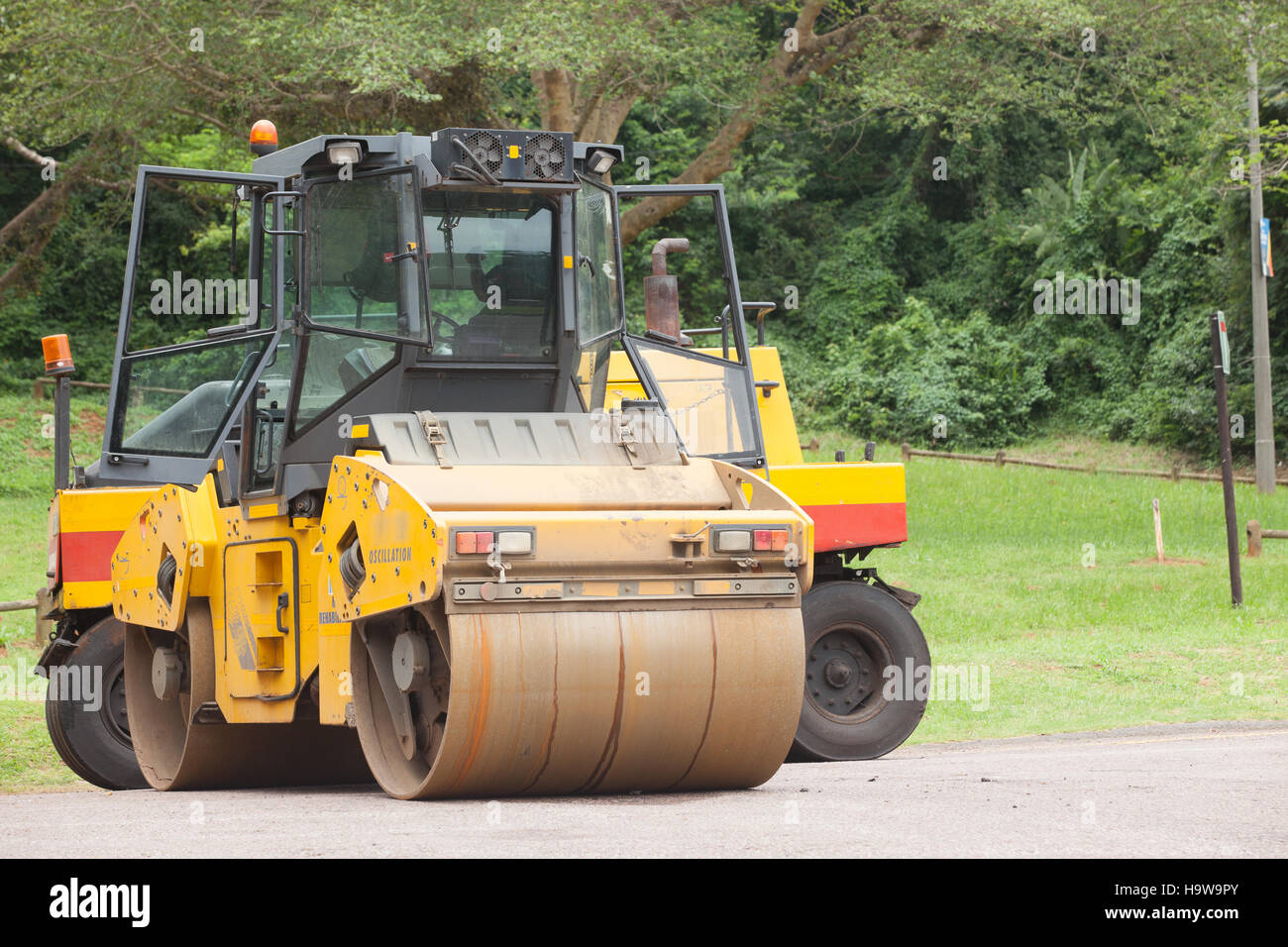 Road highway construction asphalt surfacing tarring industrial machines ...