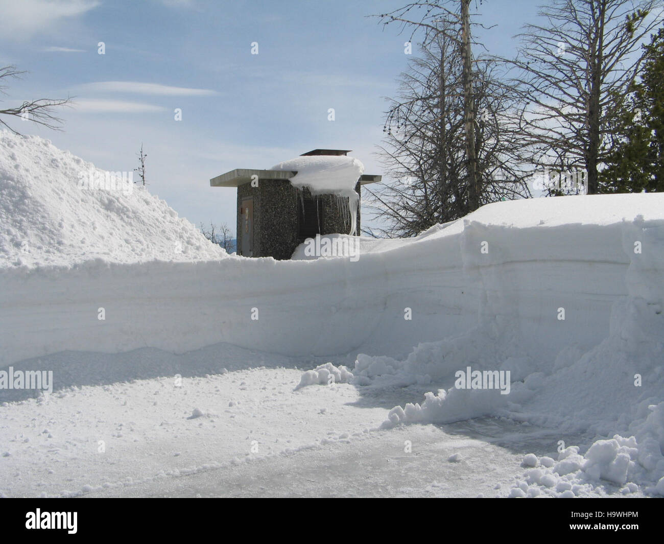 The Lake Butte Overlook in Yellowstone National Park offers ...