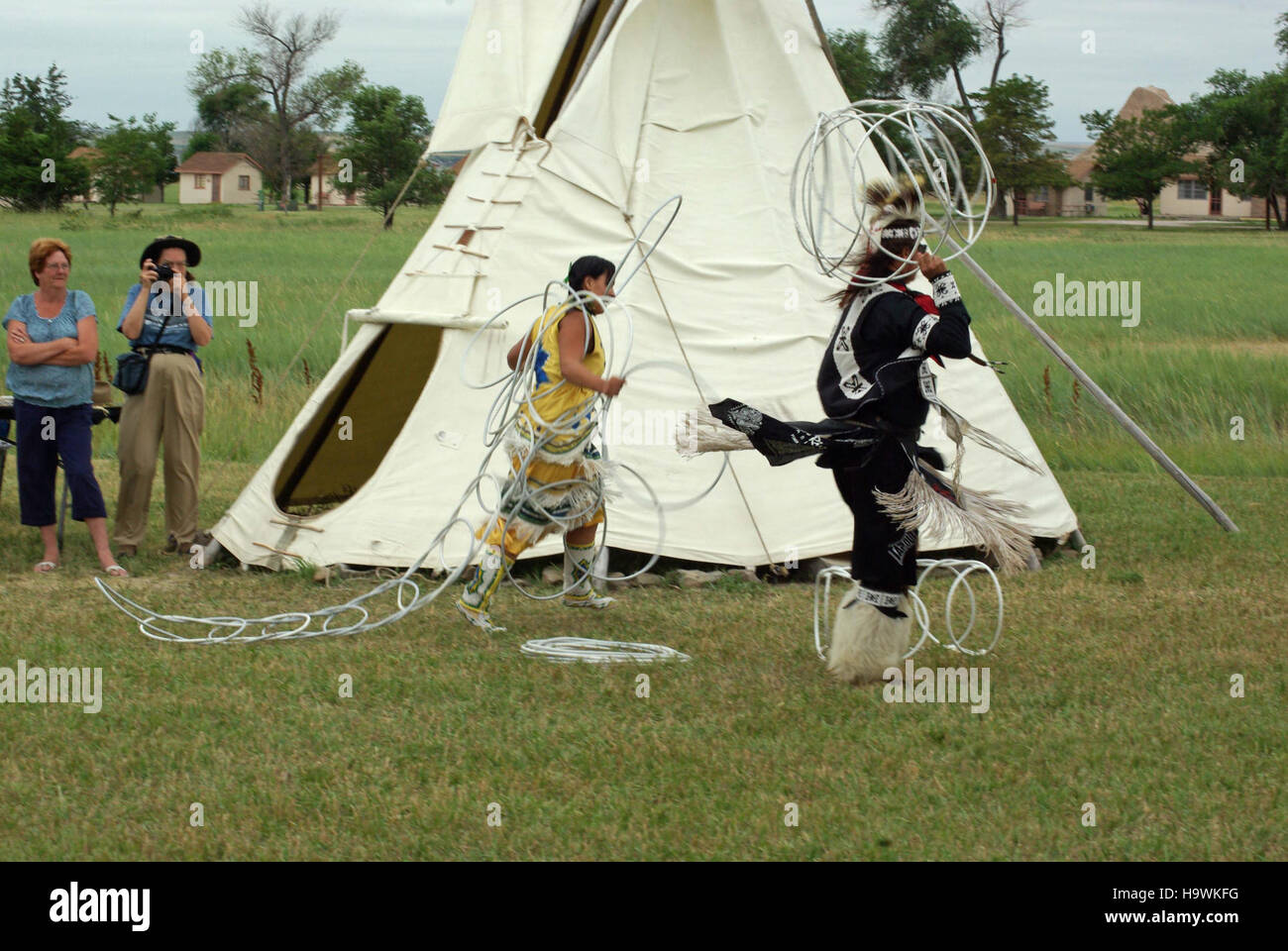 Star & Dallas perform a traditional hoop dance at Badlands National ...