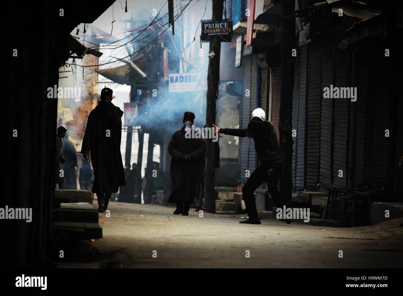 Sopore, India. 25th Nov, 2016. Kashmiri protesters throw stones during ...