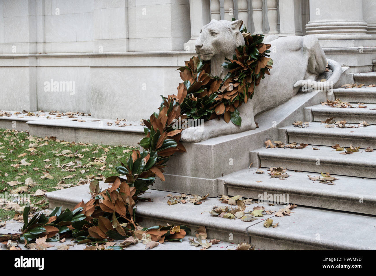 Lion and lioness sculpture hi-res stock photography and images - Alamy