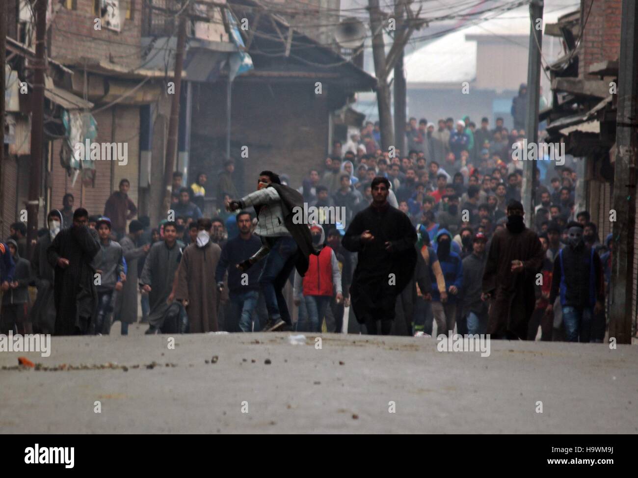 Sopore, India. 25th Nov, 2016. Kashmiri protesters throwing stones ...
