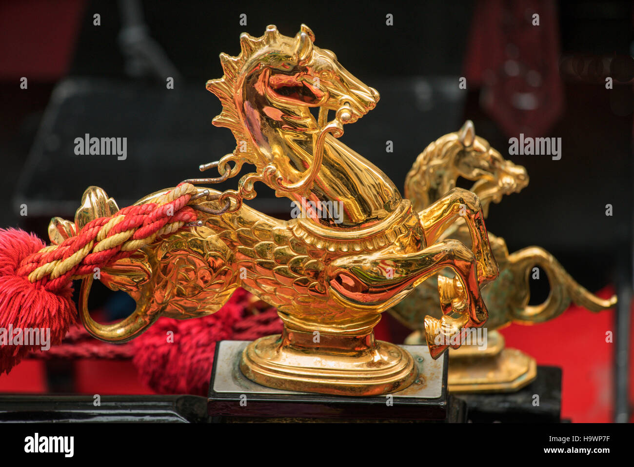 Statue golden horse hi-res stock photography and images - Alamy