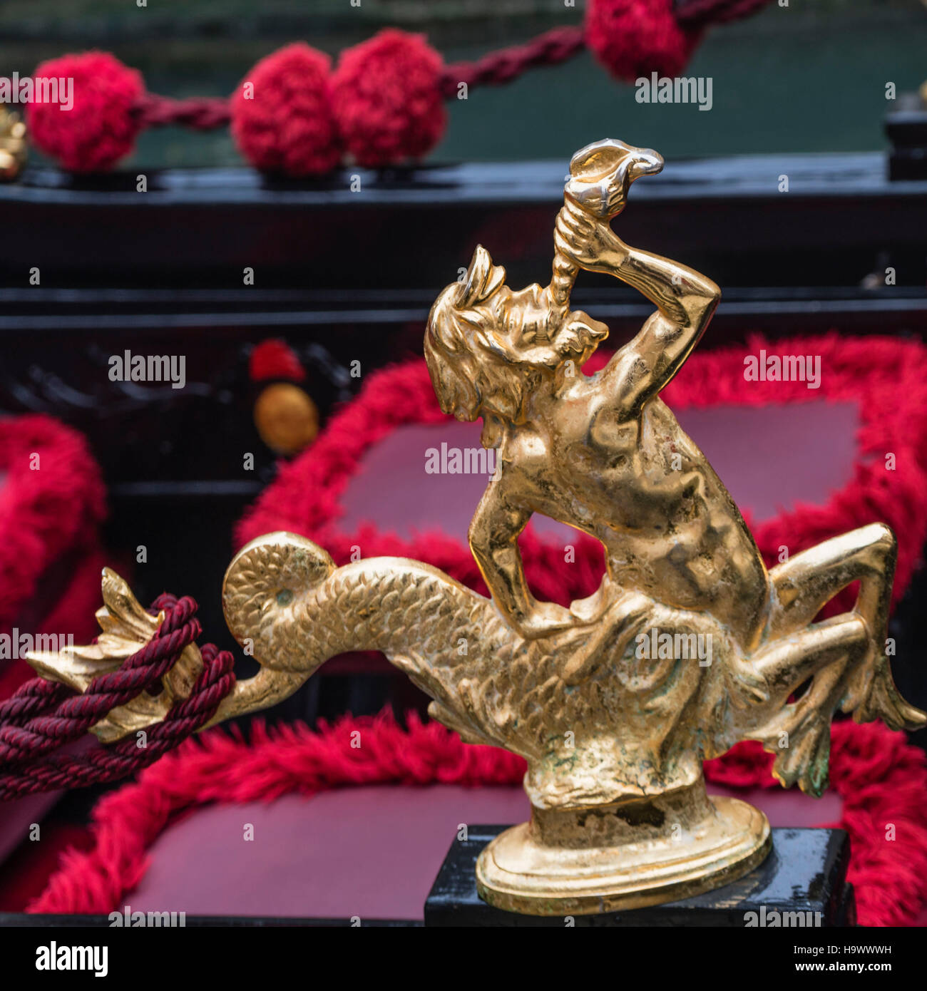 Gold statue hi-res stock photography and images - Alamy