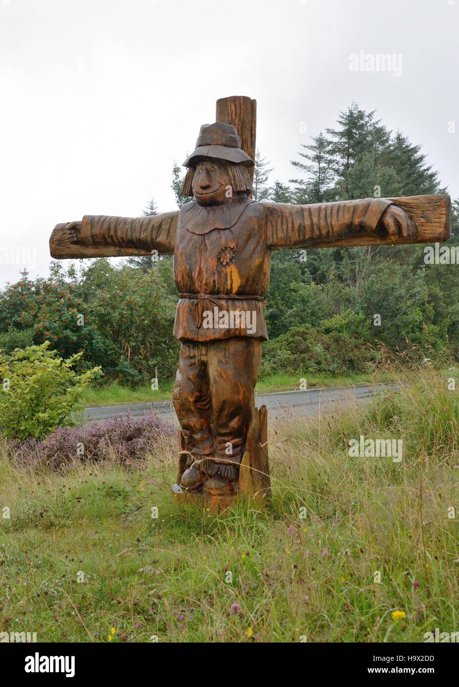 Carved wooden scarecrow, Carbost road, Isle of Skye Stock Photo - Alamy