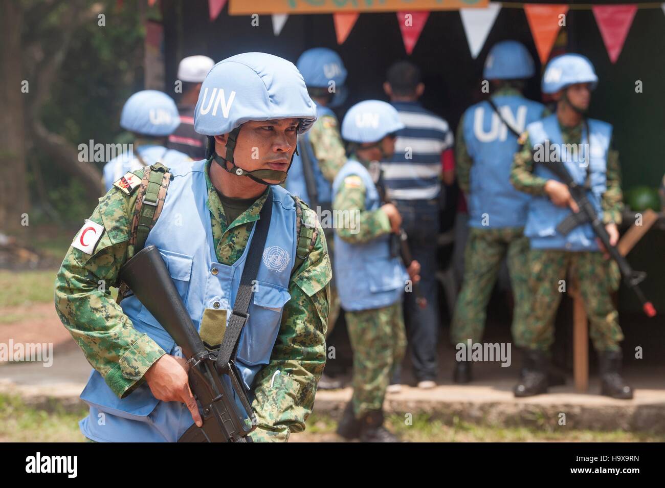 Royal Bruneian soldiers patrol during a simulated cordon and search ...