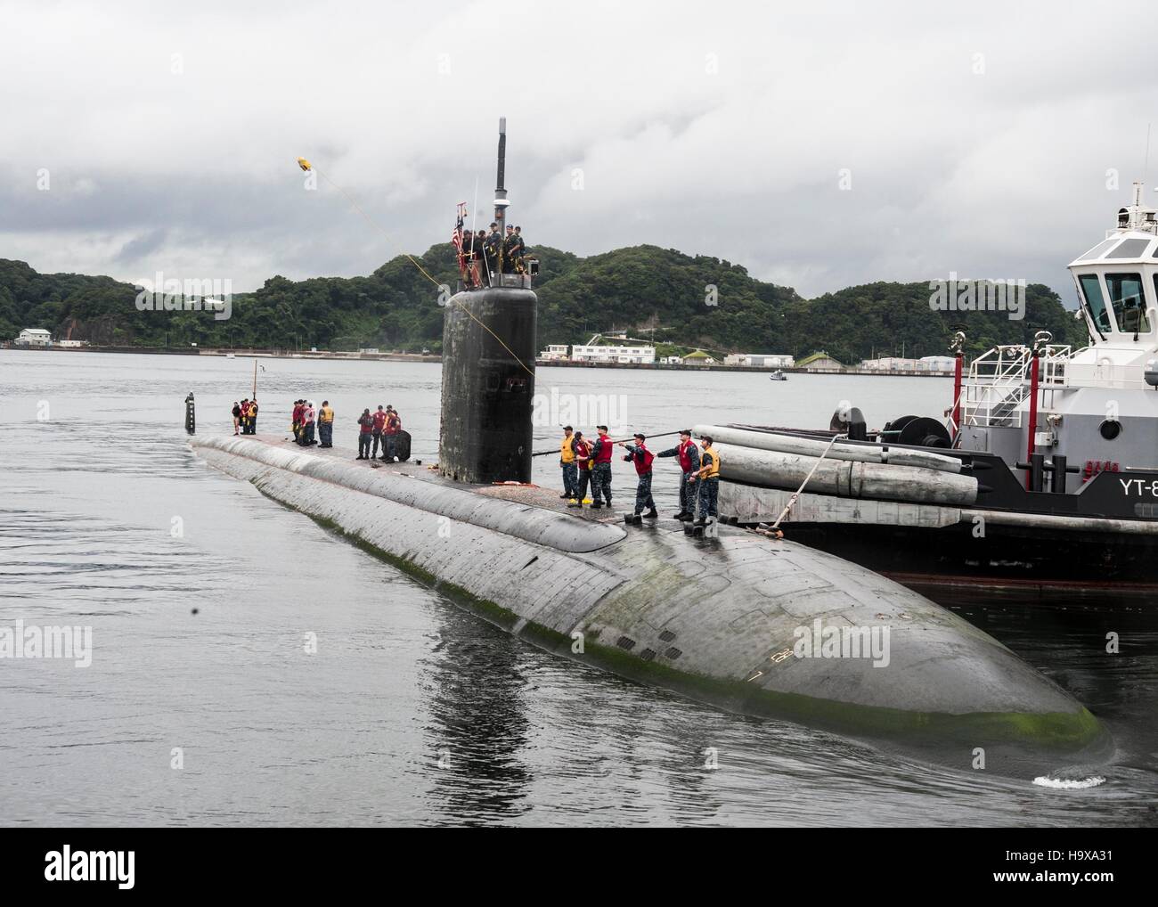 U.S. sailors aboard the USN Los Angeles-class fast-attack submarine USS ...