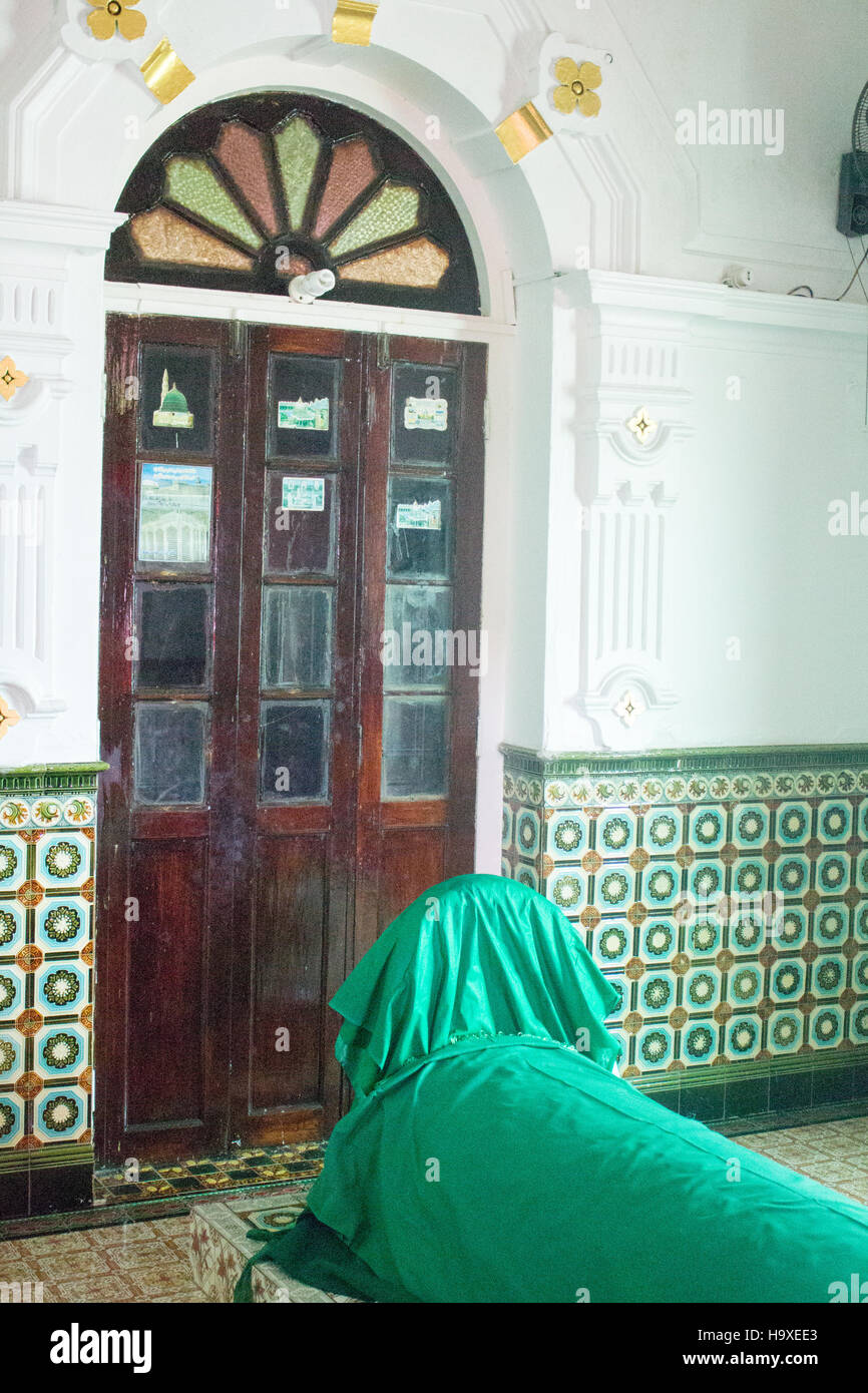 Muslim saint tomb hi-res stock photography and images - Alamy