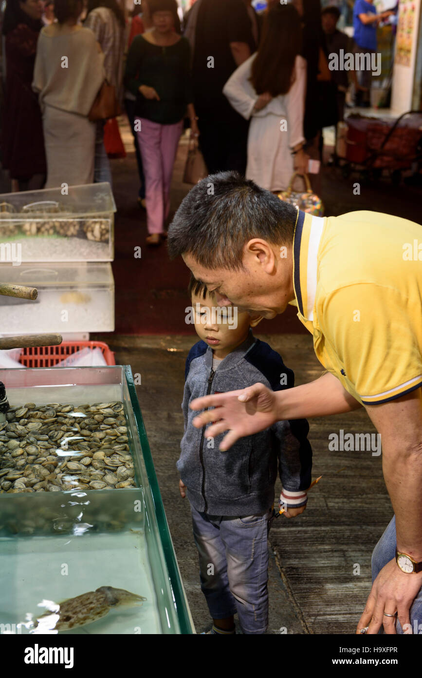Fish dealer in Kowloon, Hongkong, China Stock Photo - Alamy