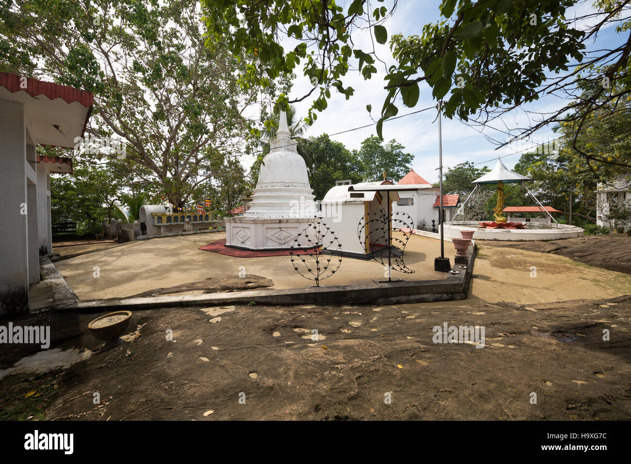 Galagoda Sailathalaramaya Temple Karandeniya Stock Photo - Alamy