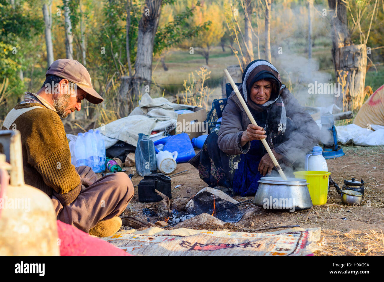 Nomads cooking hi-res stock photography and images - Alamy