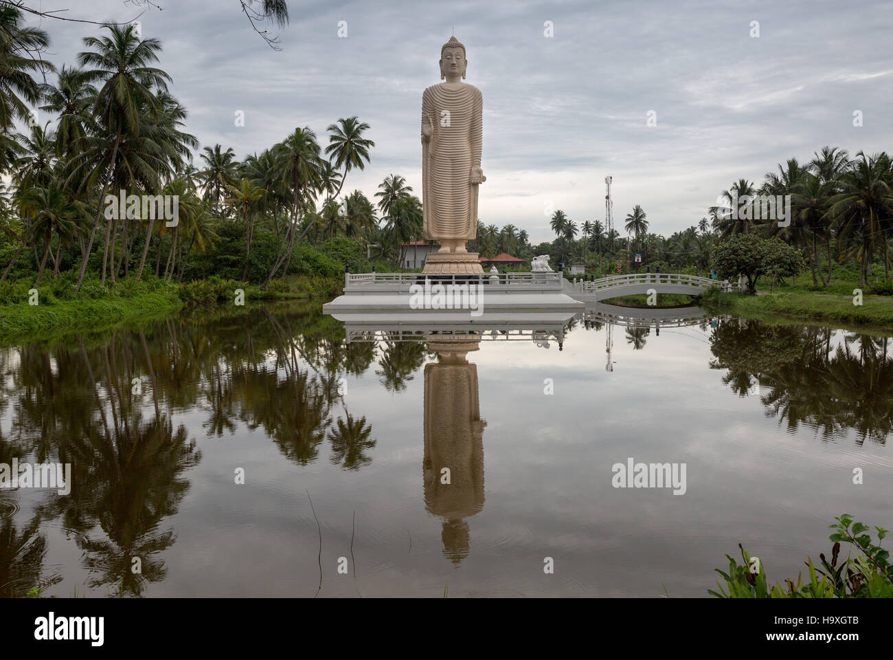 Buddhist statue hi-res stock photography and images - Alamy