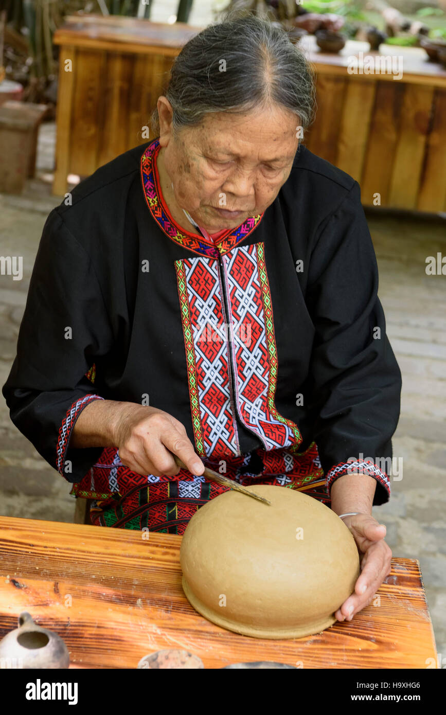 Potter, Village Binlang of Li and Miao minorities near Sanya, Hainan ...