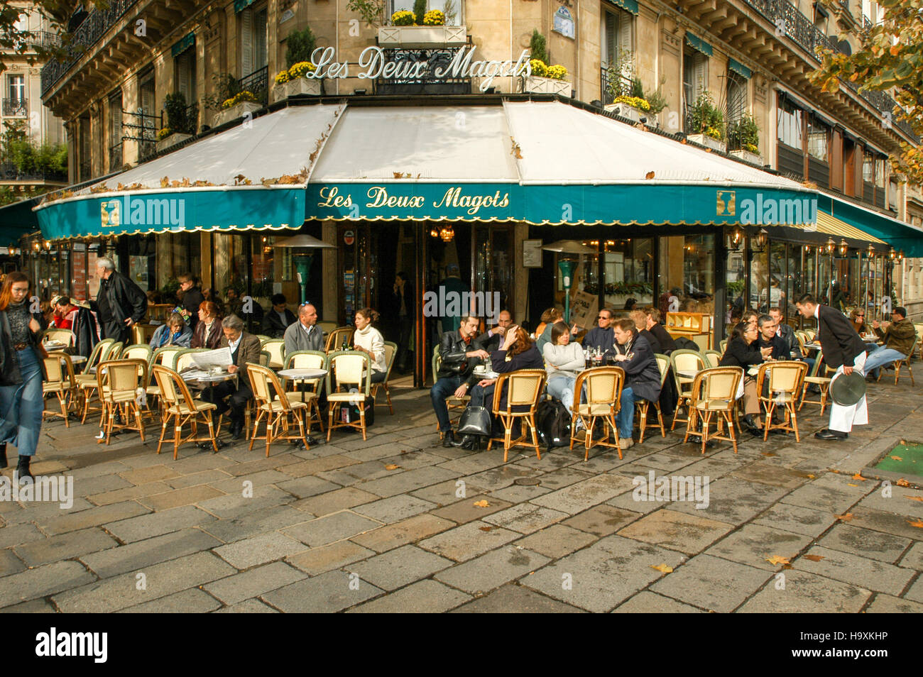 Paris, France - 4 November 2002: People eating and drinking in a street ...
