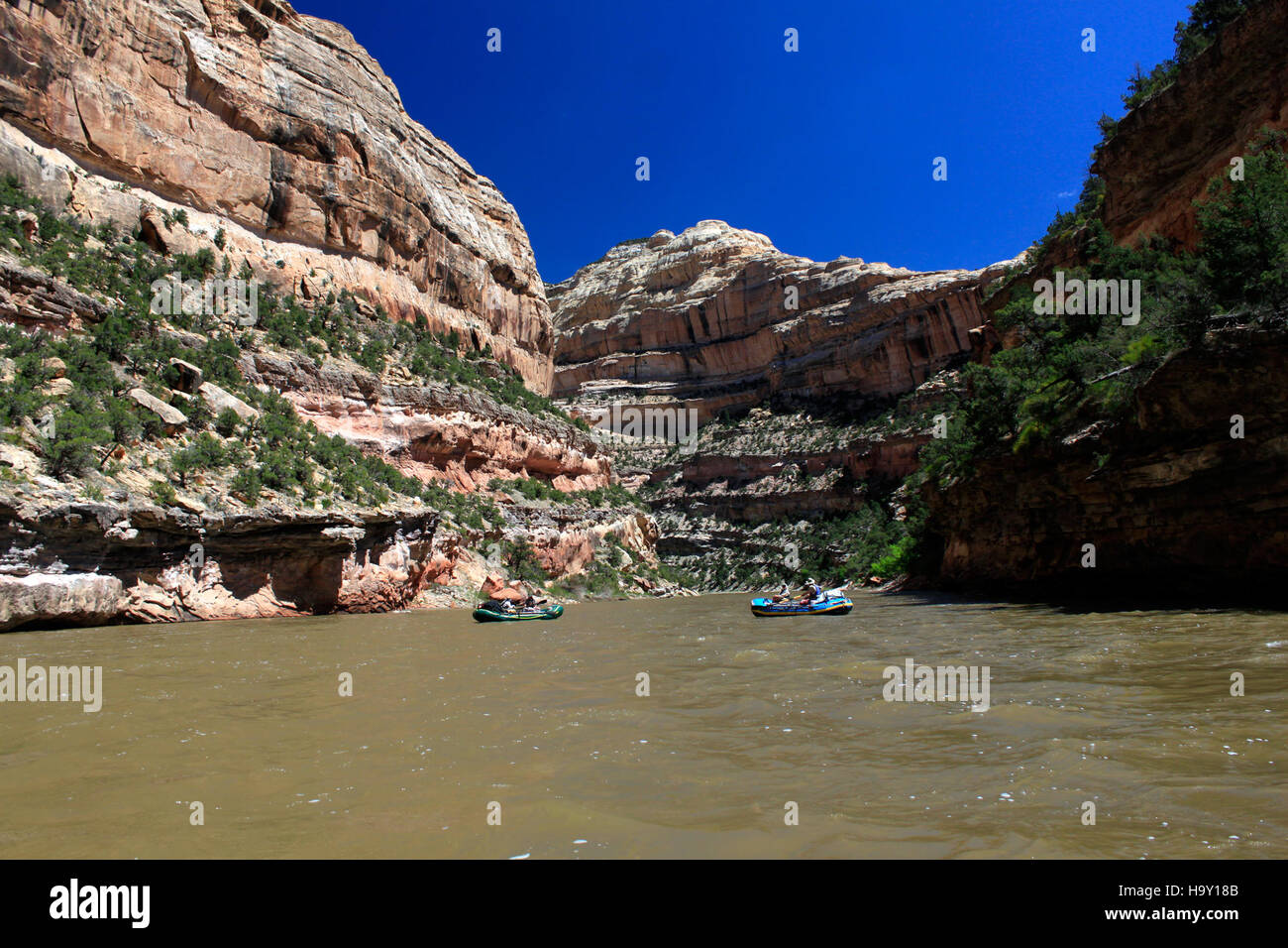 The Dinosaur National Monument is a unique park located on the border ...