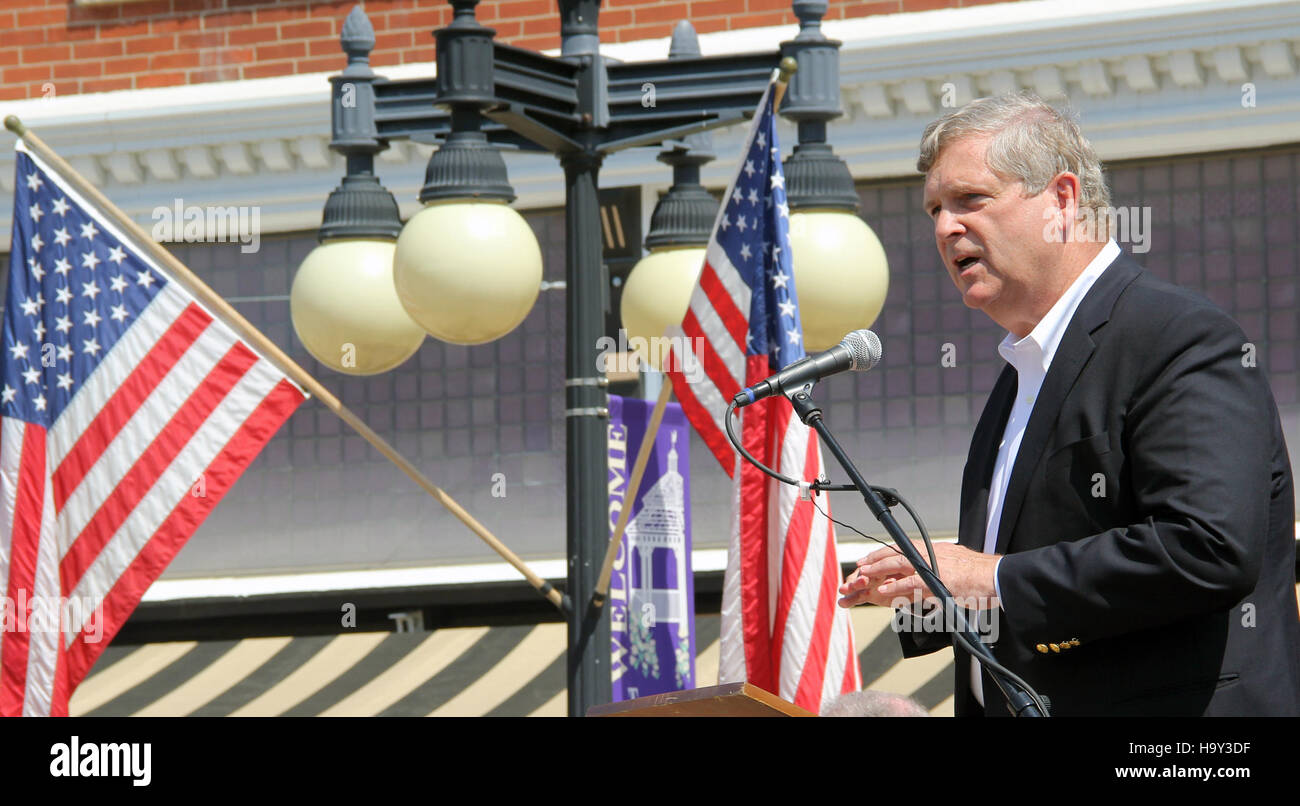 The USDA held a ribbon-cutting ceremony for the new Iowa Immigration ...