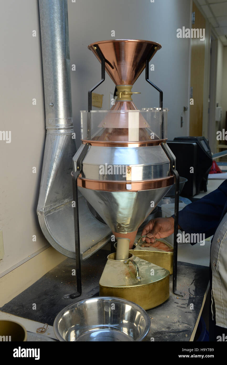 The USDA and GIPSA oversee the inspection of corn grain at packing ...