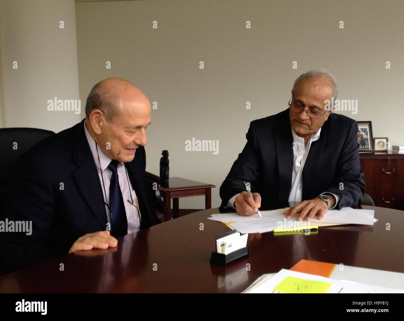 Mou signing hi-res stock photography and images - Alamy