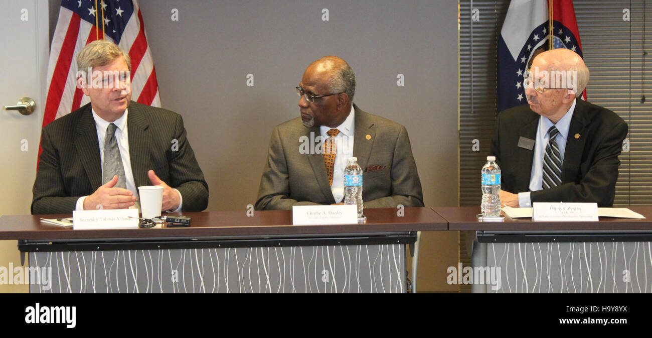 Agriculture Secretary Tom Vilsack leads a roundtable discussion on ...