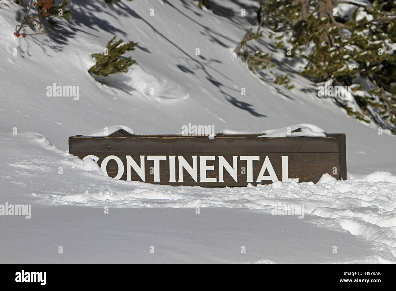 The Continental Divide sign at Craig Pass in Yellowstone National Park ...