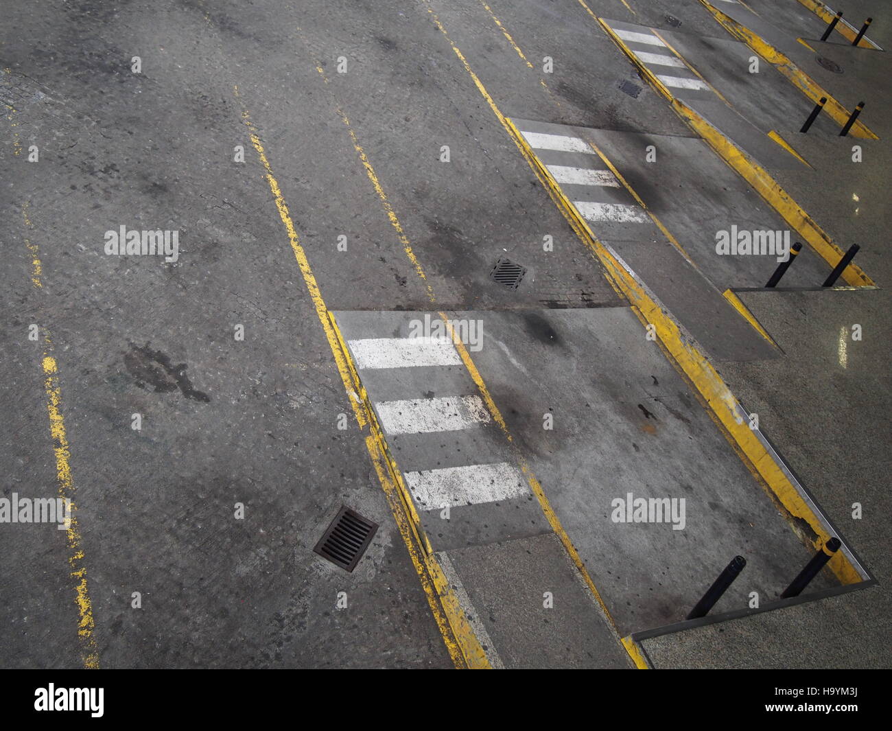 Bus bays hi-res stock photography and images - Alamy