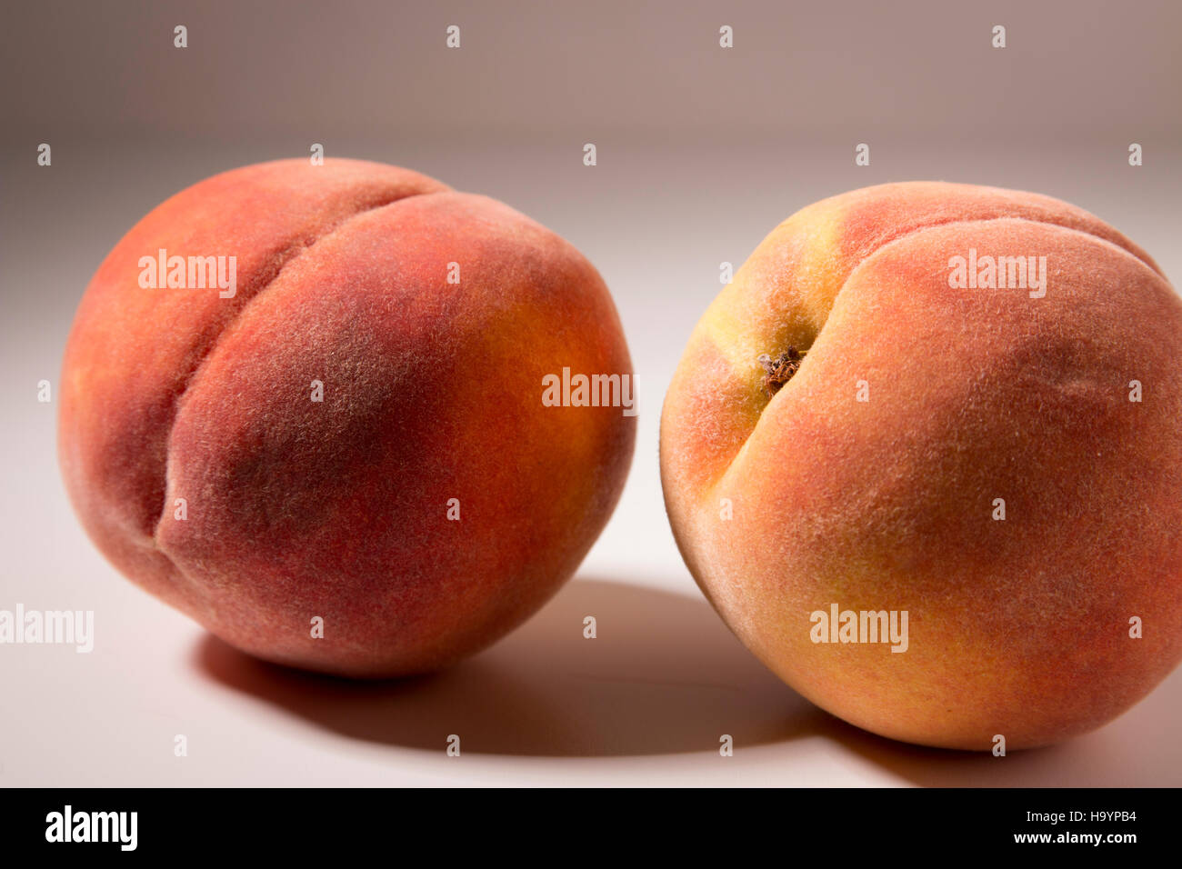 Two whole peaches hi-res stock photography and images - Alamy