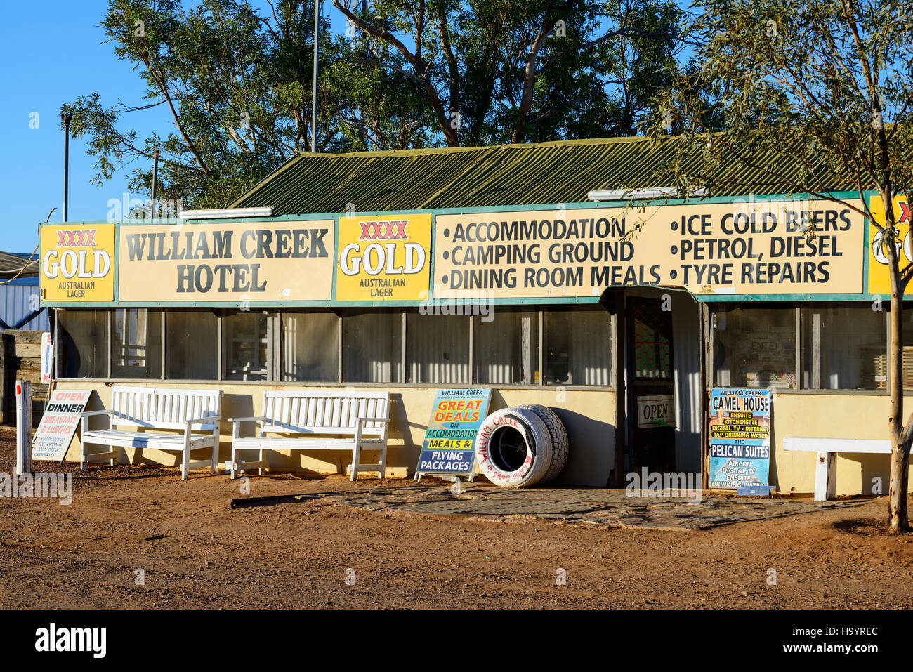 The William Creek Hotel in Australia's smallest town, William Creek in ...
