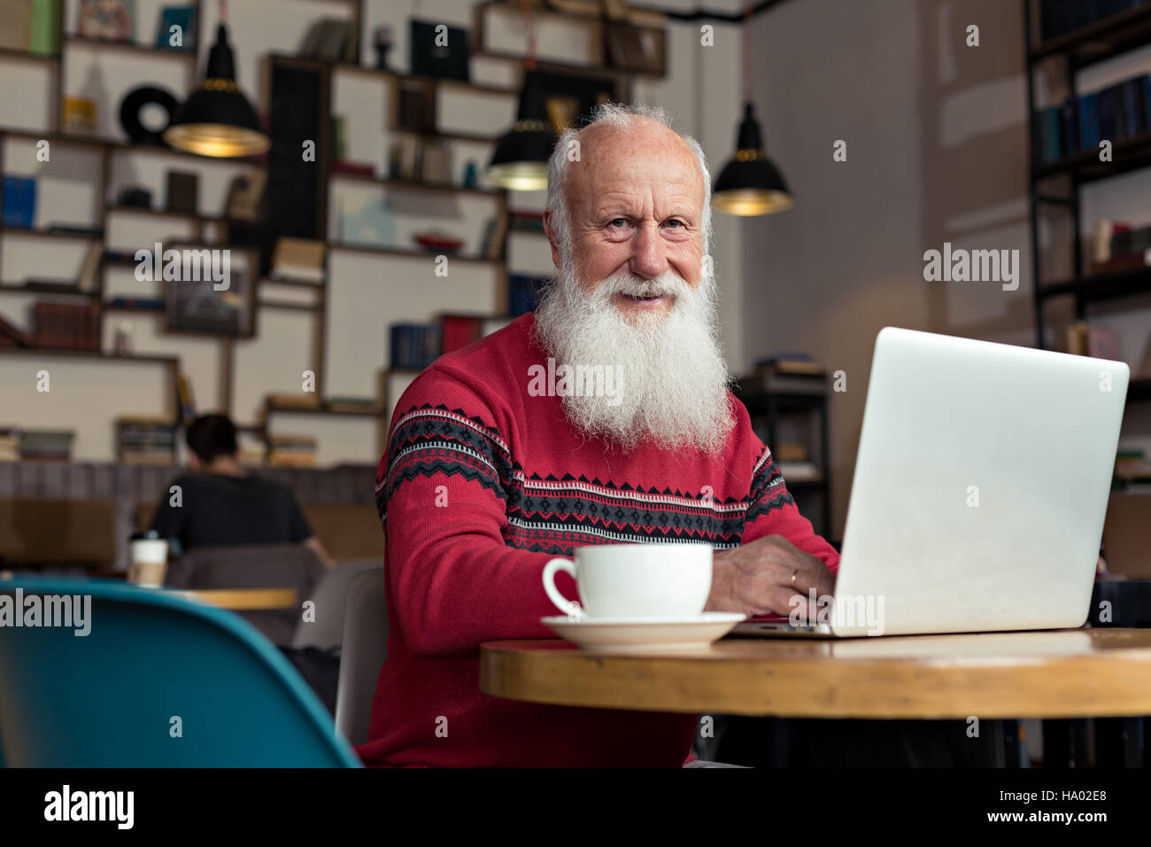old man with a laptop in a cafe Stock Photo - Alamy