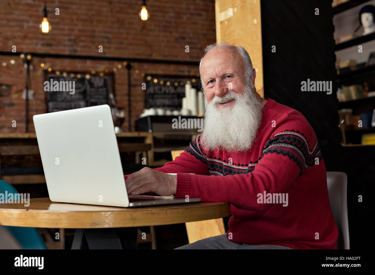 old man with a laptop in a cafe Stock Photo - Alamy