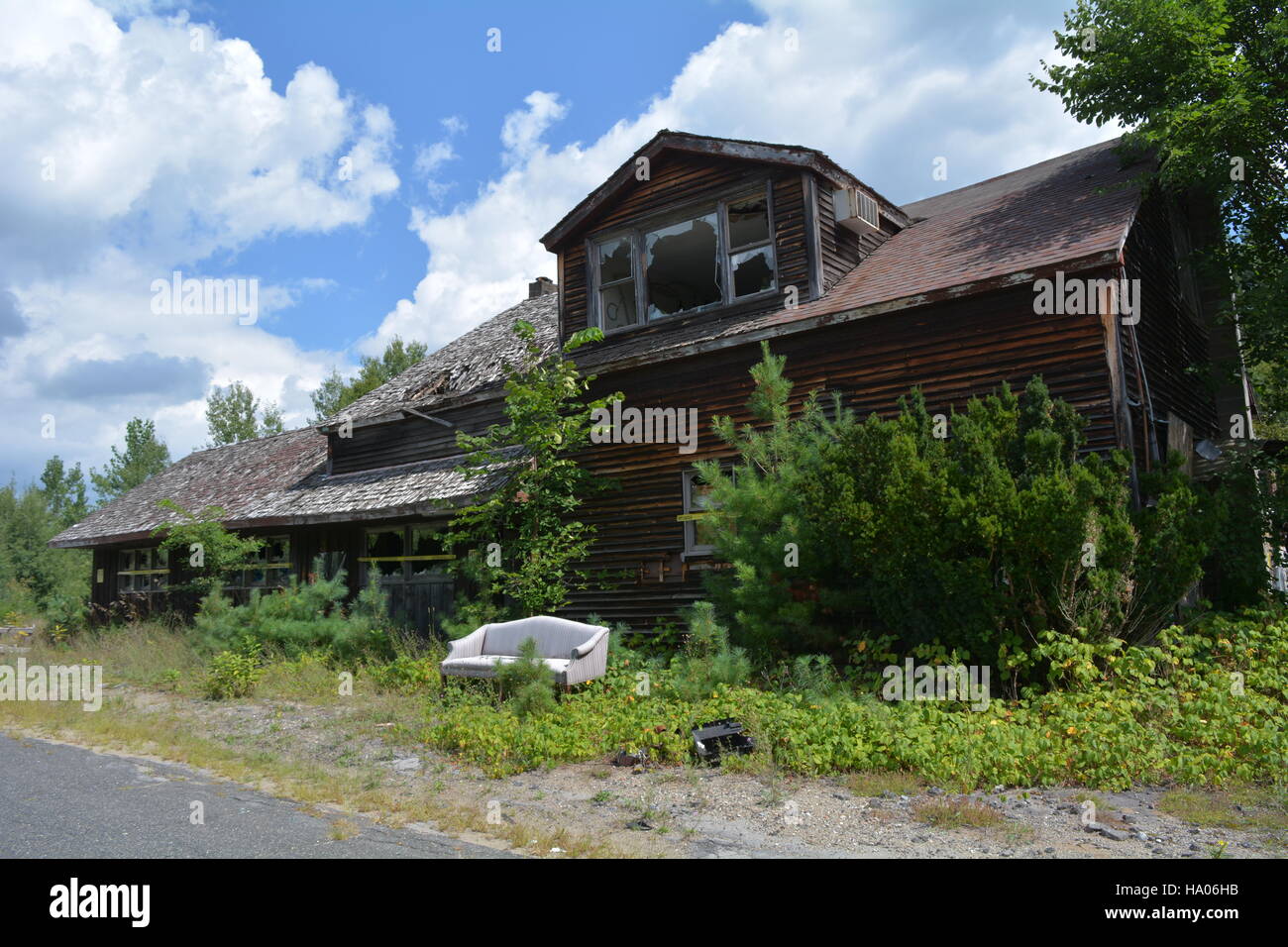 Decay house hi-res stock photography and images - Alamy