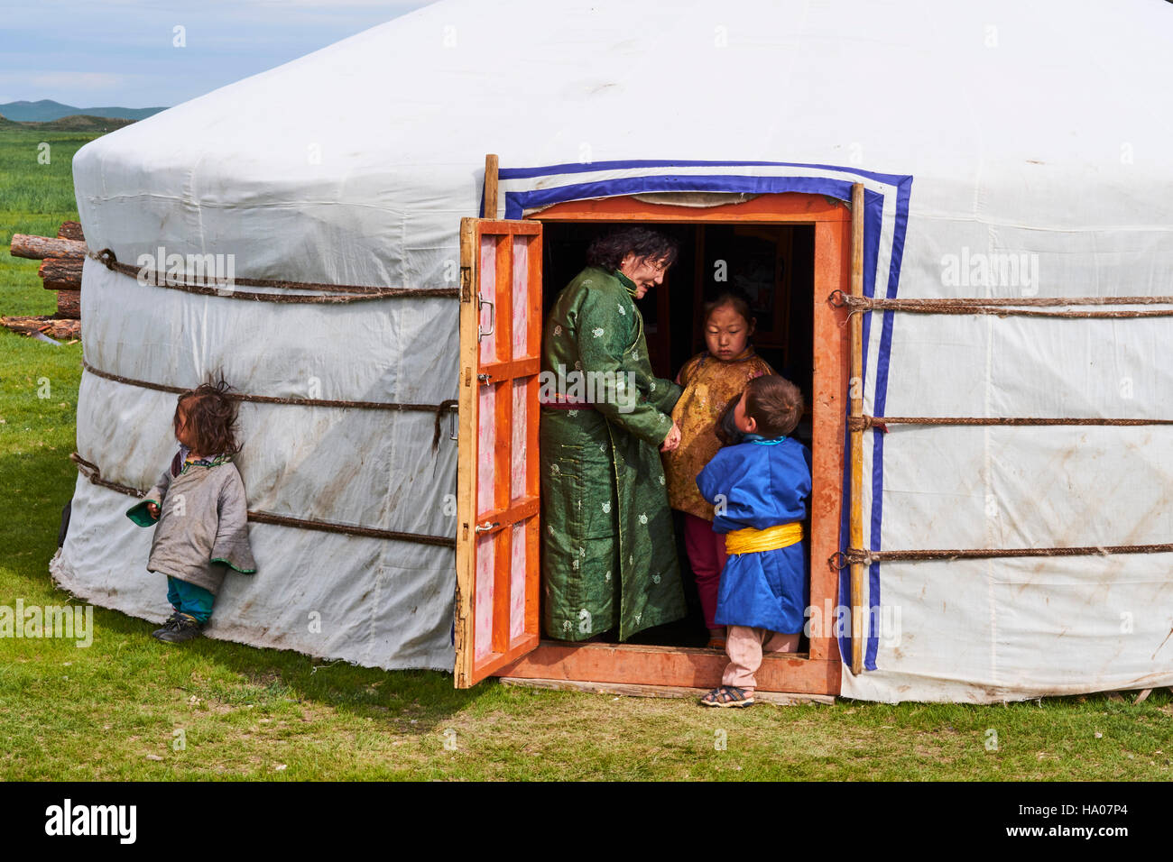 Yurt door nomad house mongolia hi-res stock photography and images - Alamy