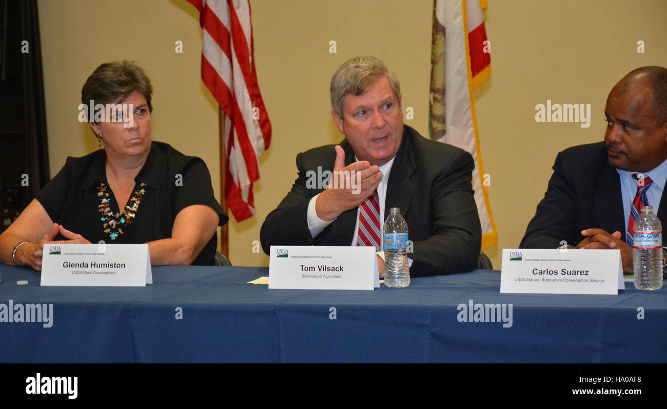 USDA Secretary Tom Vilsack hosts a roundtable discussion at the ...