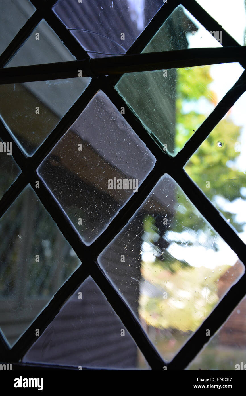 Diamond pane window hi-res stock photography and images - Alamy
