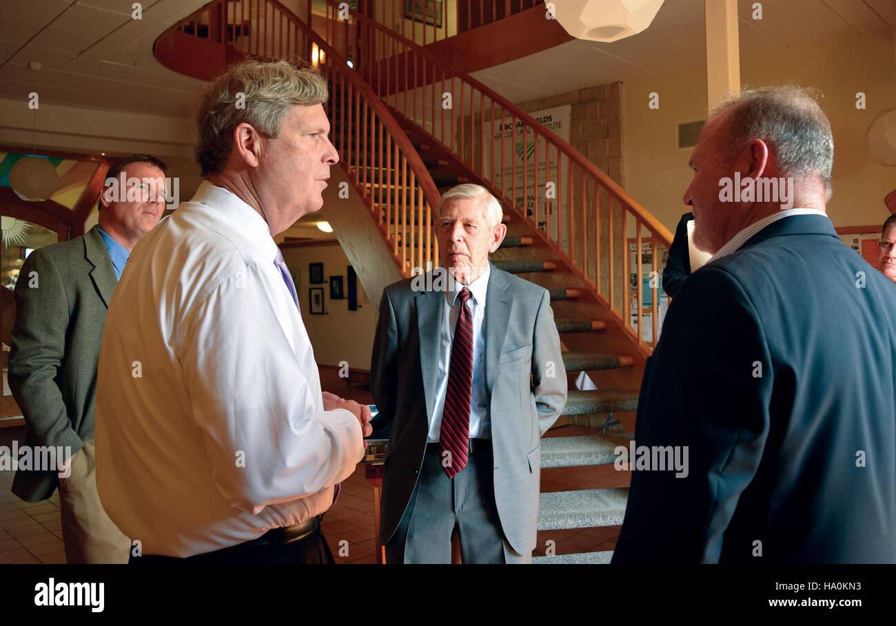 Secretary Vilsack visits a farmers market in Milwaukee, focusing on ...