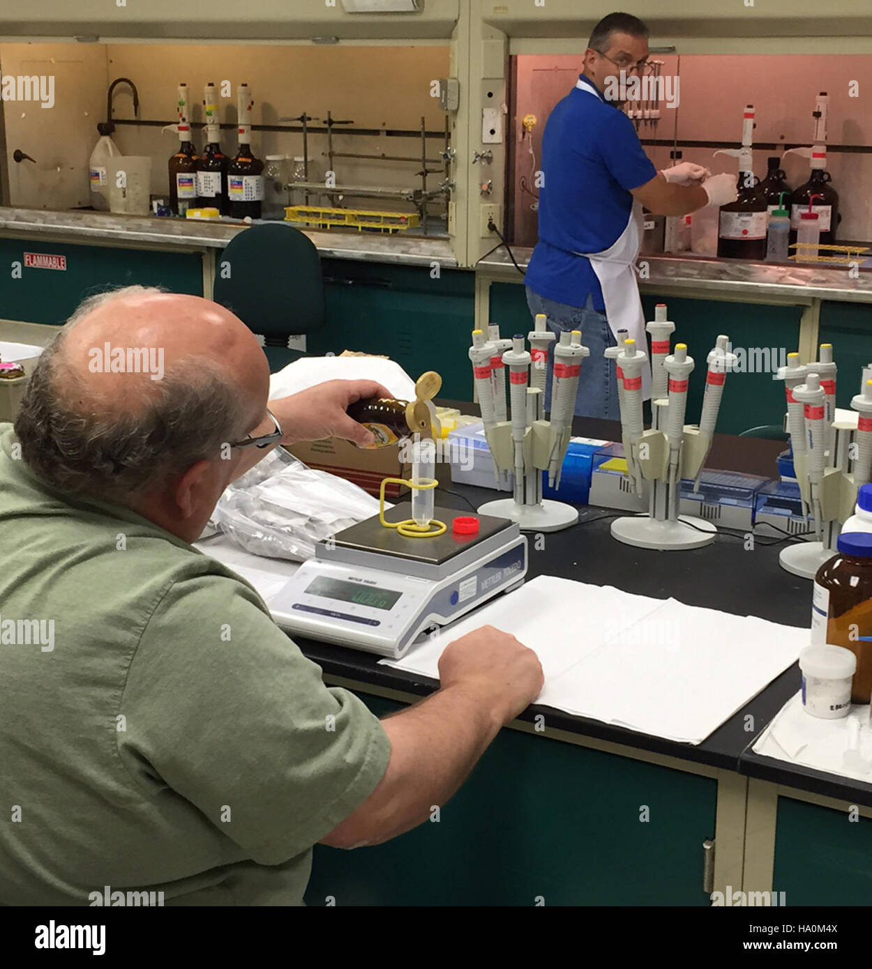 Men in science hi-res stock photography and images - Alamy