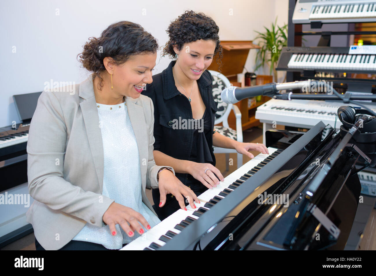Female singing keyboard hi-res stock photography and images - Alamy