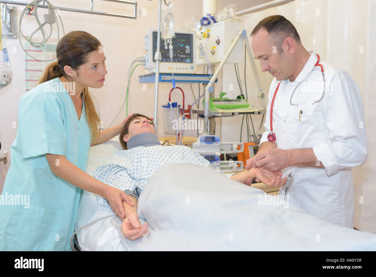 Nurse awaiting results of doctor's pulse test Stock Photo - Alamy
