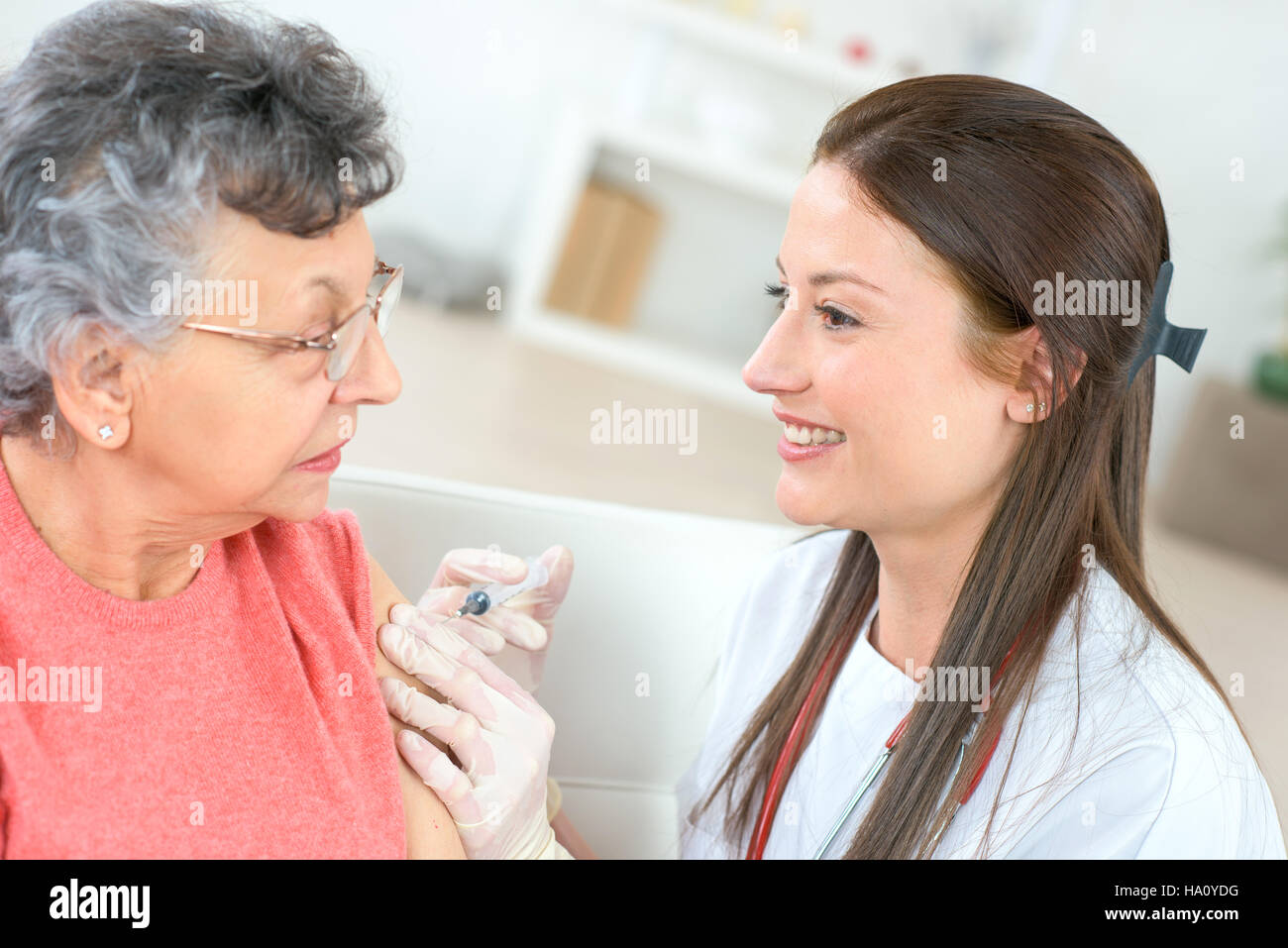 Old lady having an injection at home Stock Photo - Alamy