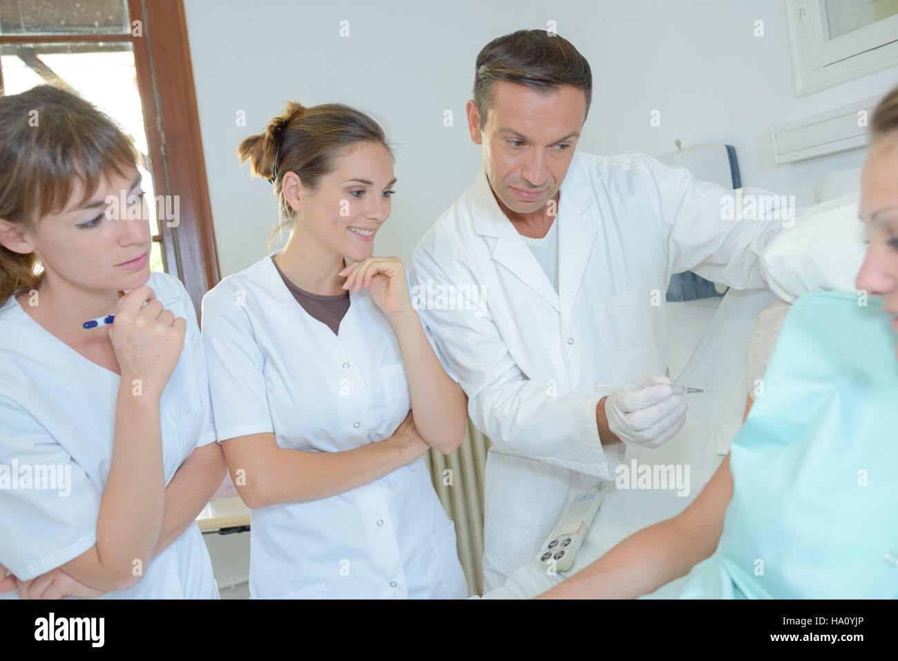 doctor shows demonstrates injection to students Stock Photo - Alamy