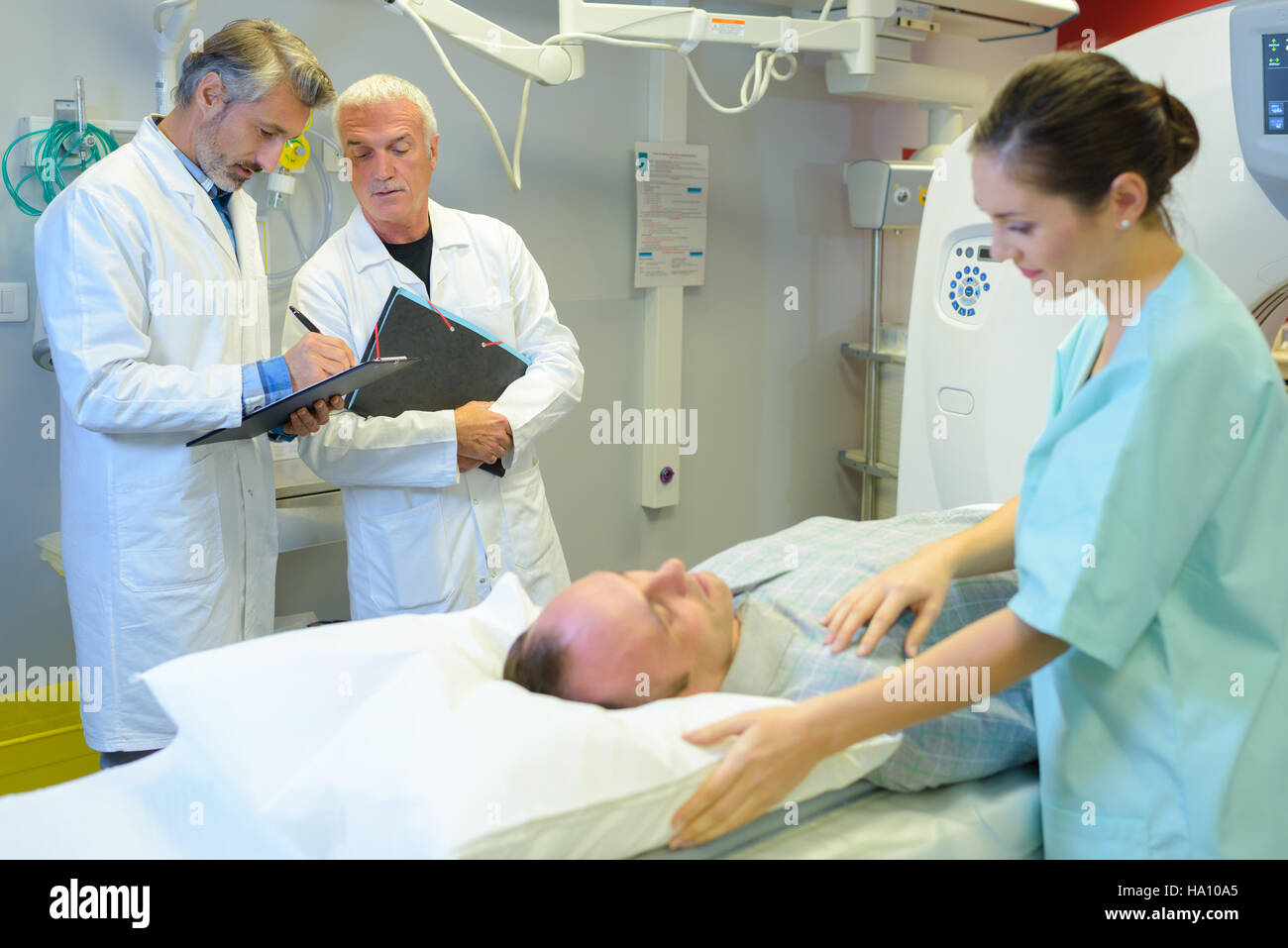 Patient having mri scan being reassured by nurse Stock Photo - Alamy