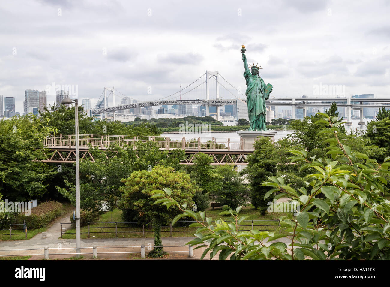 Statue of liberty and Rainbow bridge in Odaiba, Tokyo Stock Photo - Alamy