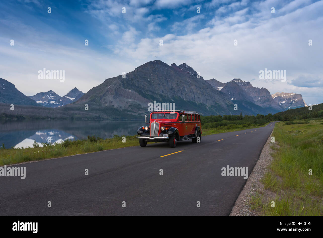 Glacier national park tour red bus hi-res stock photography and images ...