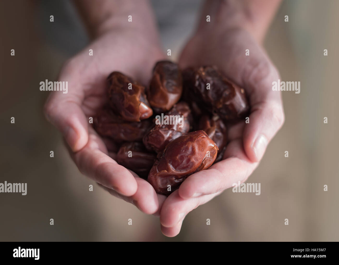 Hands holding dates hi-res stock photography and images - Alamy
