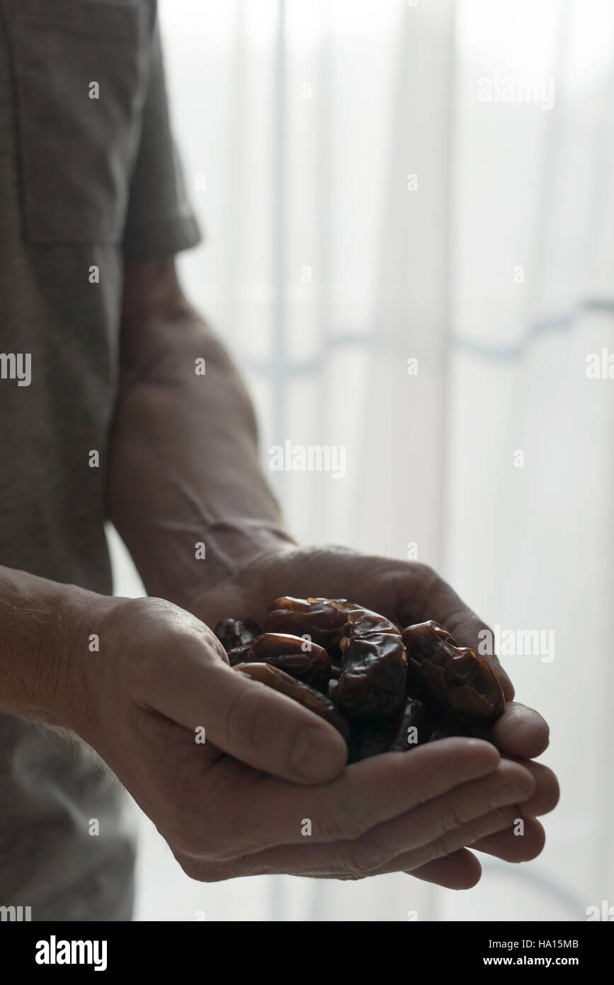 Hands holding dates hi-res stock photography and images - Alamy