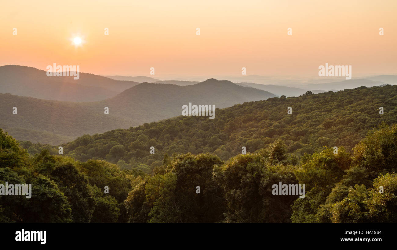 Soft sunrise light casts hi-res stock photography and images - Alamy