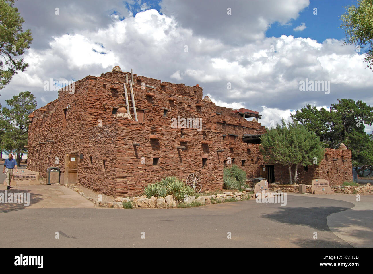 The Hopi House at the Grand Canyon National Park showcases Native ...