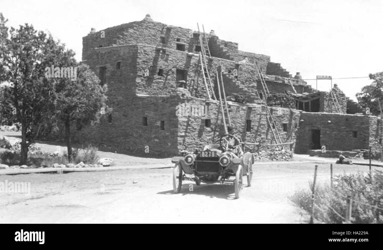 The Historic Hopi House, built in 1914 at the Grand Canyon, reflects ...